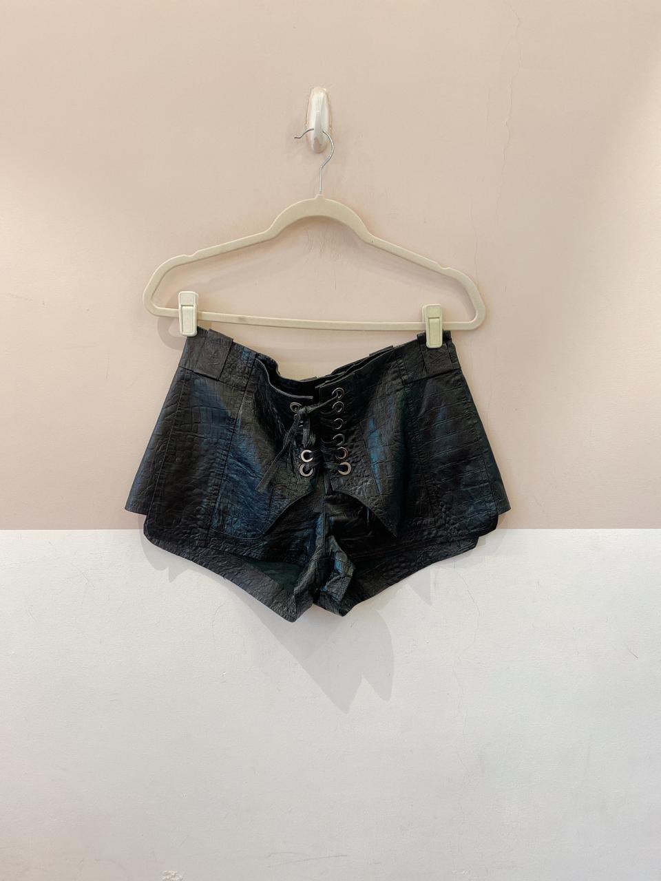 Short couro preto cadarço 34 – Basiquinha